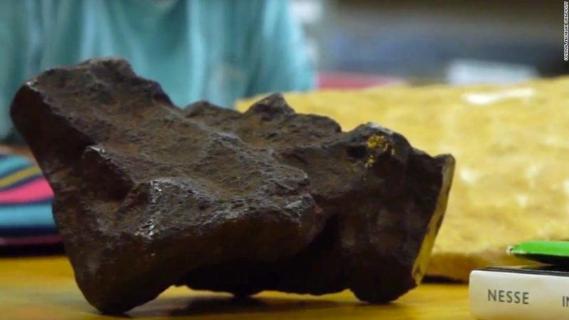 Roca utilizada para sostener una puerta por 30 años resulta ser un ...